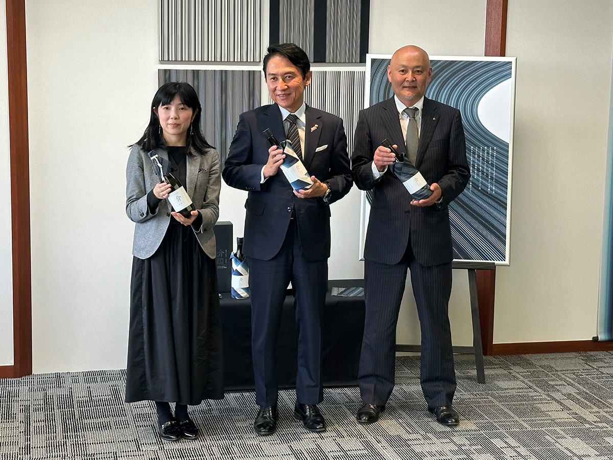 北九州の伝統が融合 小倉 縞縞×溝上酒造、共同企画の日本酒「天心 介」を市長に報告 | キタキュースタイル【北九州市の街と人の魅力を発信する ...